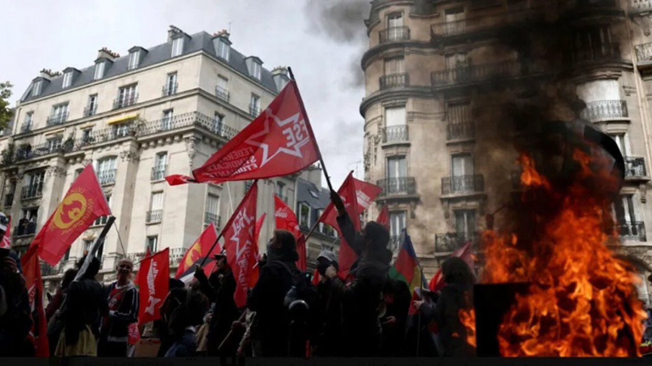 France erupts after us strikes sweep nation eiffel tower shuts in ...